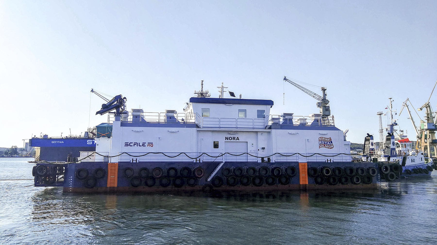 Gabarra - SeaFarm Feeder Center 400 - scaleaq - buque feeder