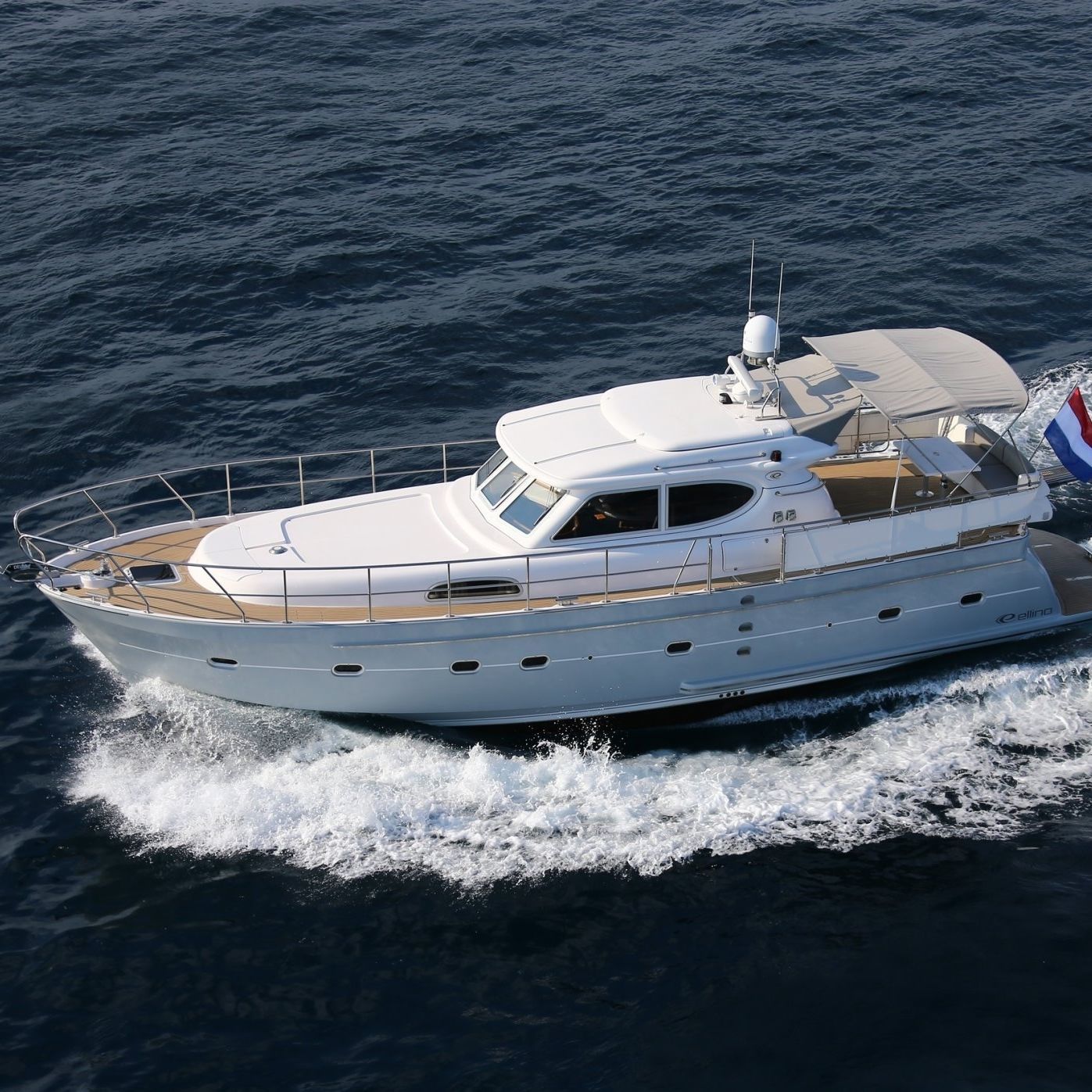 Barco cabinado intraborda - E4 - Elling Shipbuilding bv - con motor ...