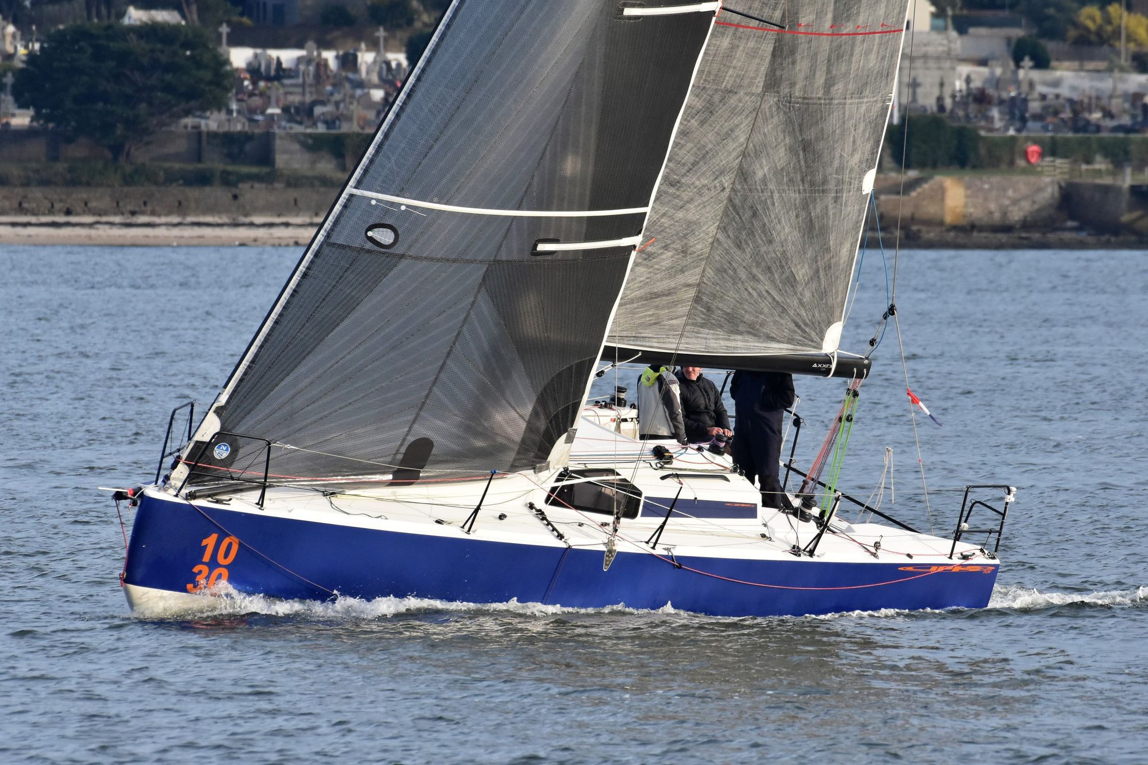 Velero de regata - 1030 - JPK Composites - con 2 camarotes / con 6 ...