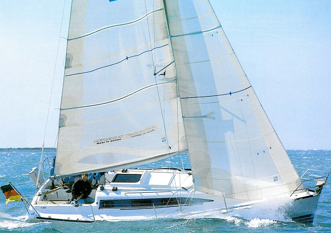 Monocasco / de regata y crucero / con popa abierta / con 2 camarotes ...