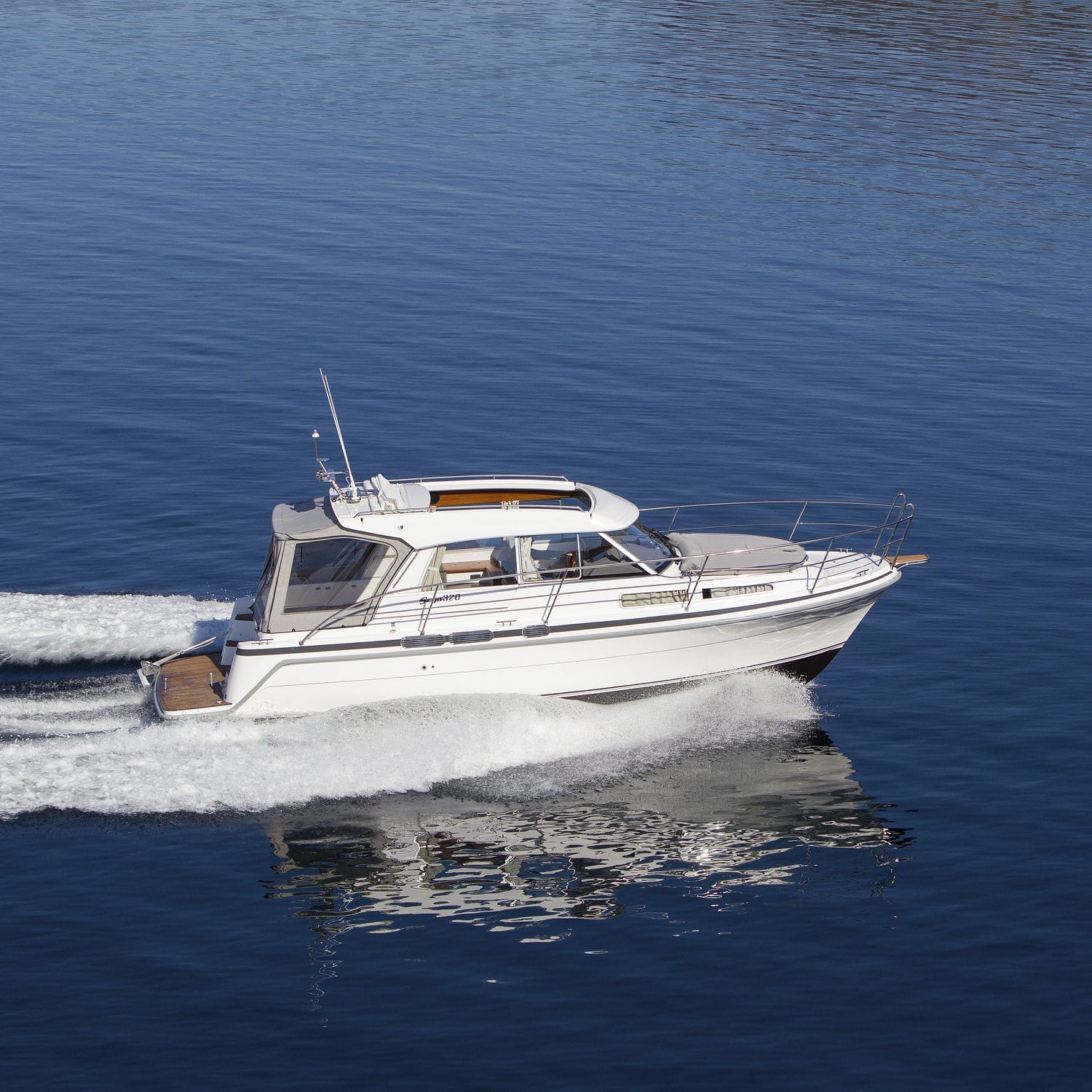 Barco cabinado intraborda / con hard-top - SAGA 320 SUNTOP - Saga boats