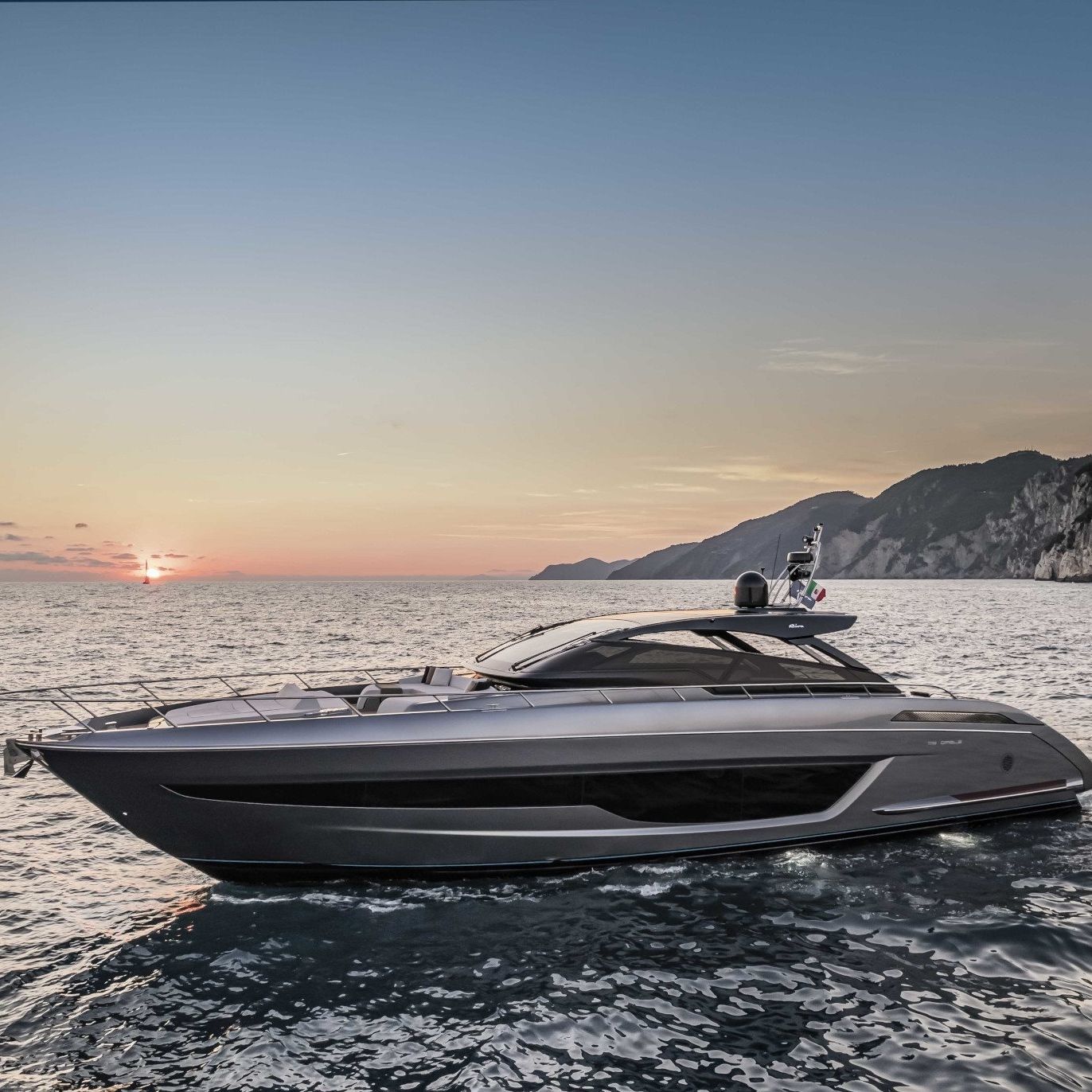 Yate a motor de crucero - 68' DIABLE - Riva - con hard-top / V-drive ...