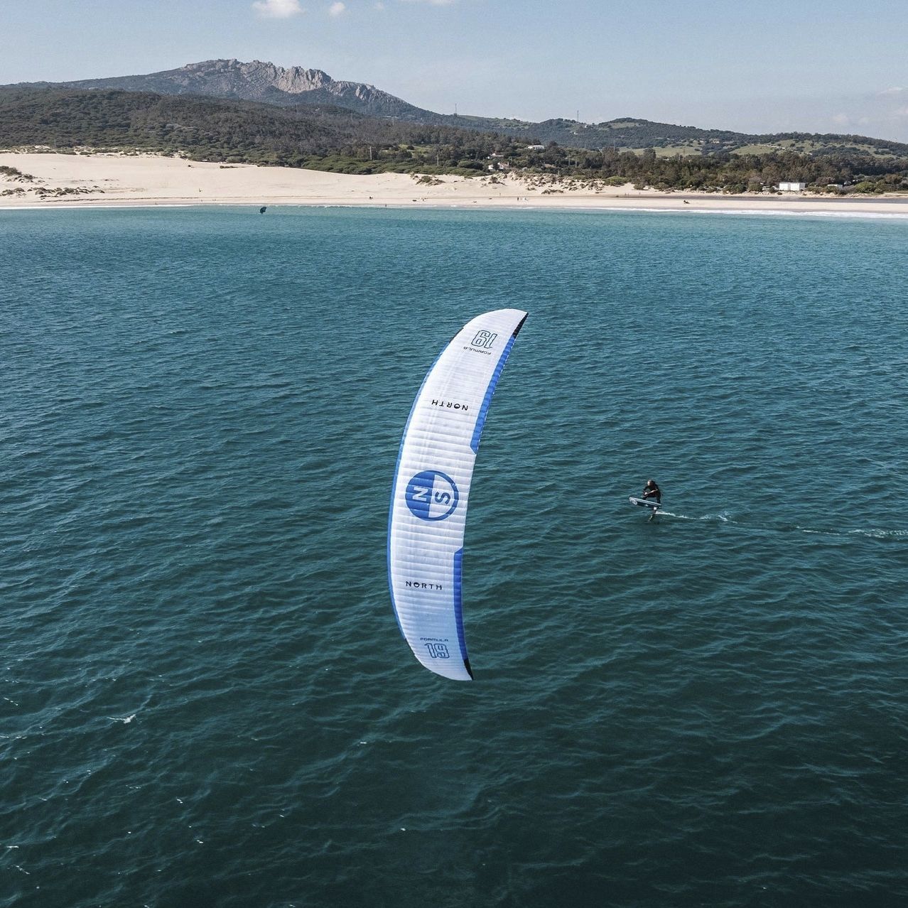 Cometa kitesurf C-shape - FORMULA - North Kites - de race / de Formula ...