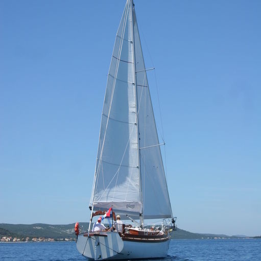 Velero con 2 camarotes - CUTTER - Enavigo Yachts - de madera / con bauprés