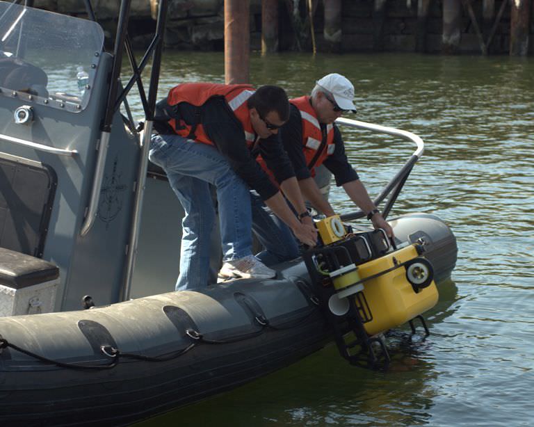 ROV submarino para inspección del casco - HAUV - Bluefin Robotics ...