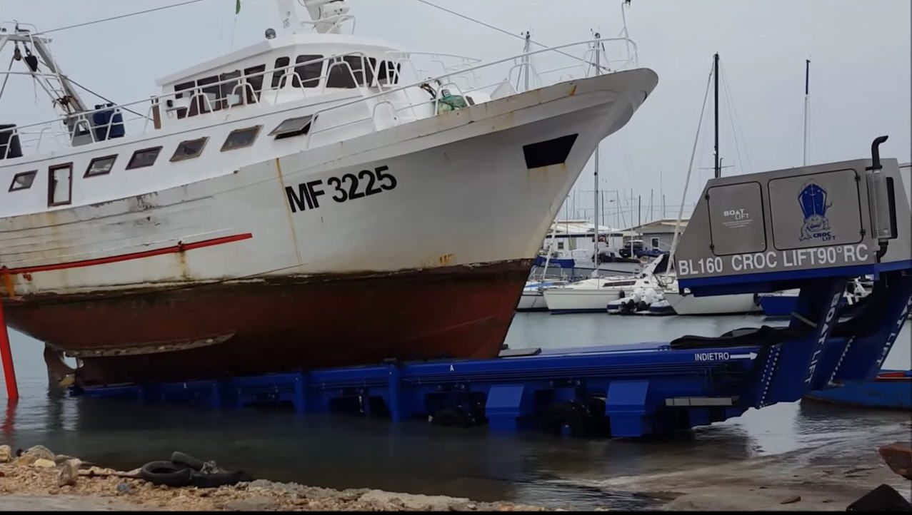 Travel lift anfibio - BL160 - CROC LIFT - BOAT LIFT - controlado a ...