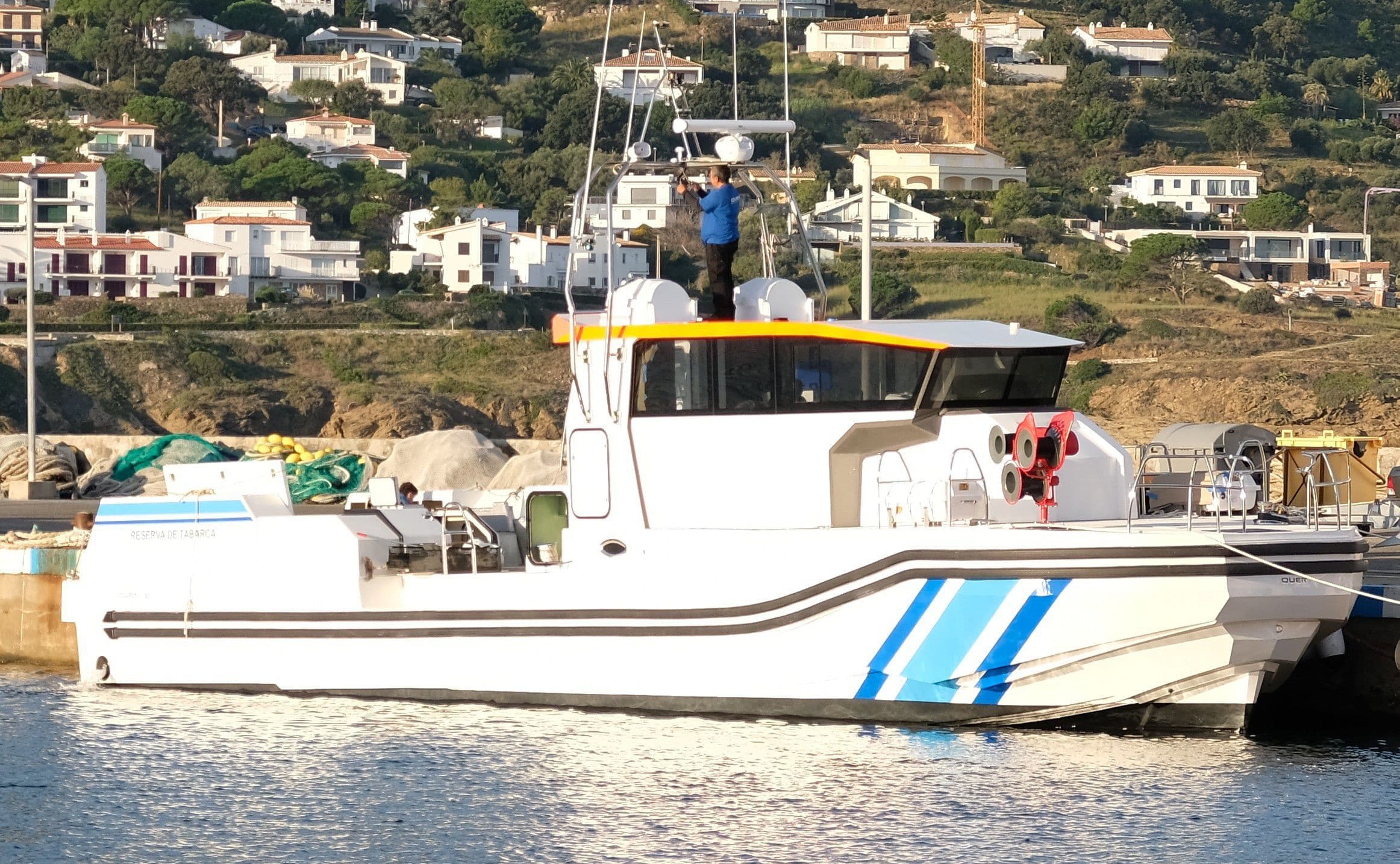 Barco para investigación y estudios - 80 Explorer - Quer Professional ...