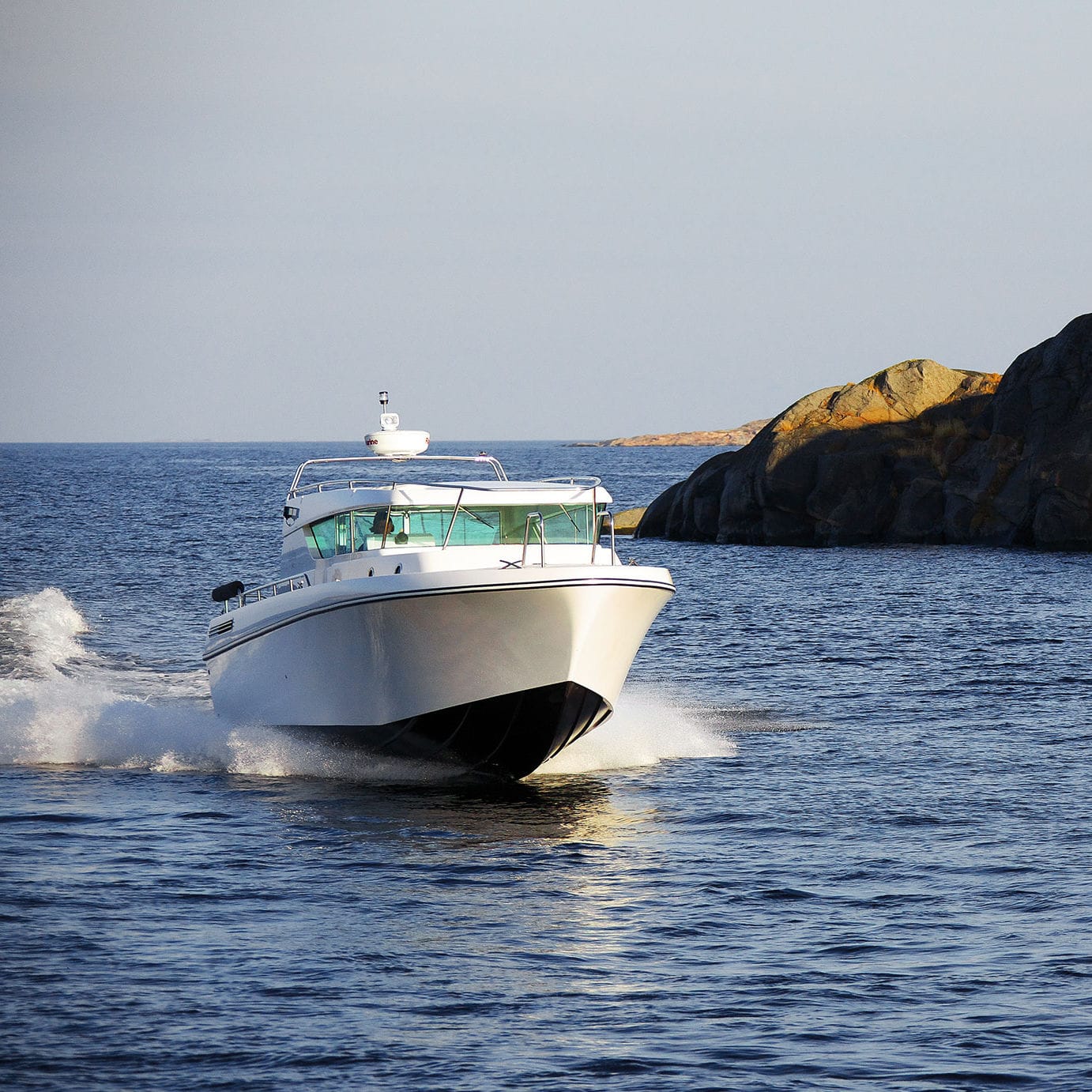 Barco cabinado intraborda - 34 sw - Delta POwerboats - bimotor / con ...