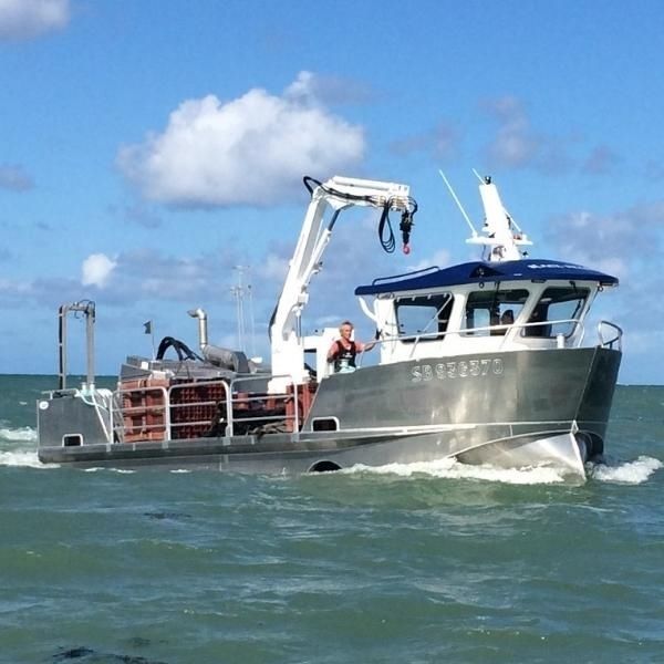 Barco profesional barco de trabajo - Navalu - barco de transporte de ...